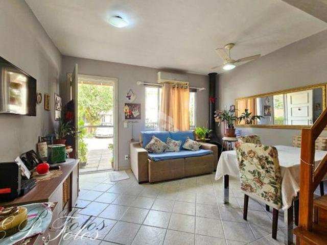 Casa a venda semimobiliada com pátio, 3 dormitórios, suíte, 2 vagas a venda, Humaitá, Porto Alegre