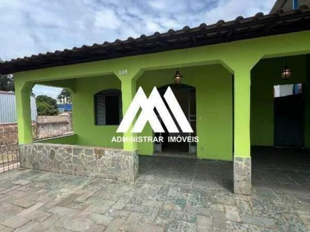 Casa á venda sendo comercial com ótima localização no centro de Igarapé MG!