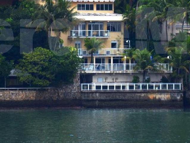 Casa à venda pé na água no residencial Península na praia do Guarujá