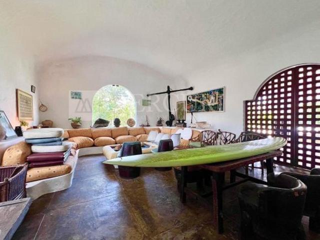 Casa á venda, Praia do Peenambuco, 5 Quartos, sendo 3 Suítes e Piscina Mercuri Imóveis Imobiliár