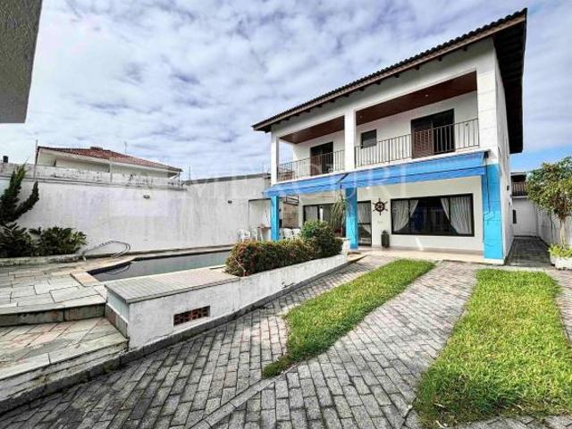 Casa á venda, Praia da Enseada, 4 Quartos, Sala para 4 Ambientes, Sacada, Piscina e Churrasqueira