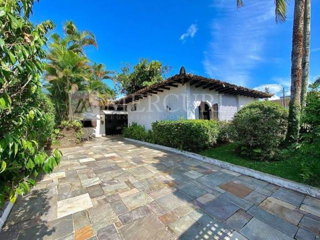 Casa à venda, Praia da Enseada, 5 Quartos, sendo 3 Suítes, Área Gourmet com Piscina Mercuri Imóvei