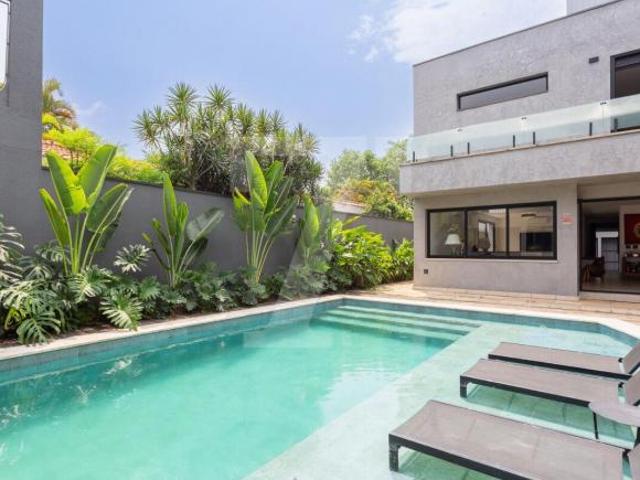 Casa à venda totalmente reformada em Alto de Pinheiros