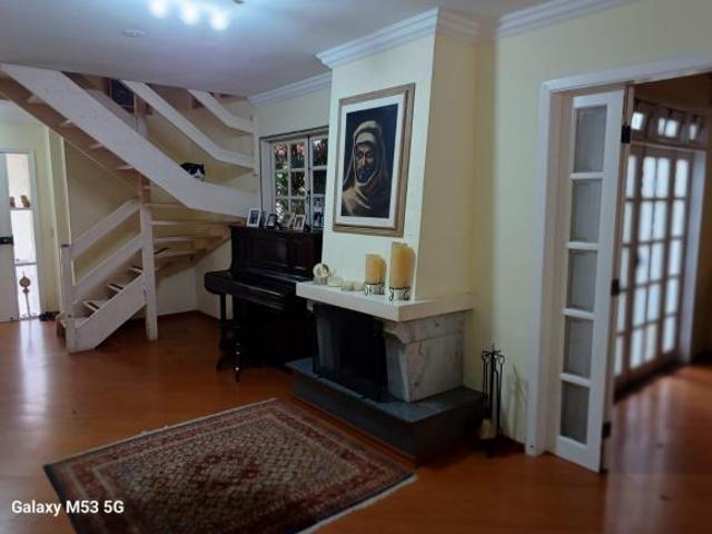 Casa à venda tem 194 m2 com 4 quartos no condomínio São Paulo II Granja Viana