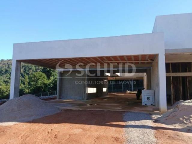 Casa à Venda Térrea no Condomínio Serra Azul com 393m², 3 Suítes com Vista Privilegiada para a Natur