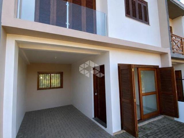 Casa aconchegante com pátio e sacada