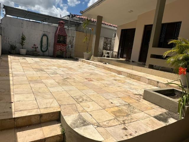 Casa Aconchegante com Quintal e 4 Quartos em João Pessoa