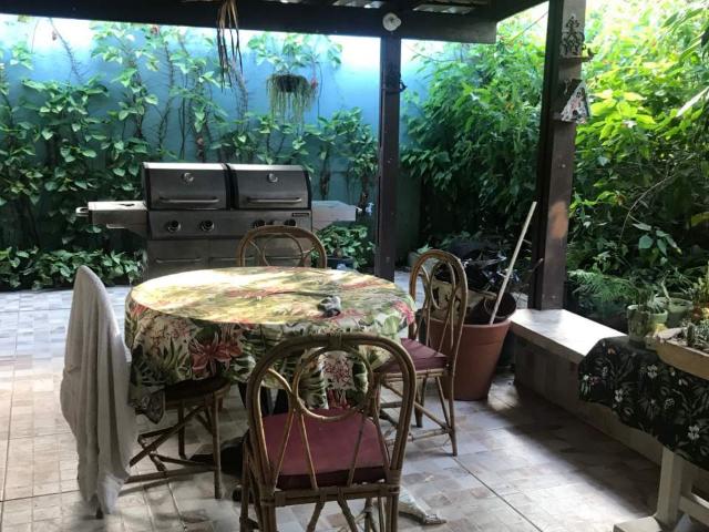 casa agradável estilo cabana com muito verde a 100 metros da praia