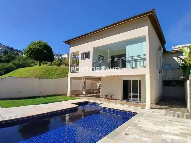 Casa Alphaville: 3 Suítes, Semitérrea, Piscina e Vista para Mata Preservada