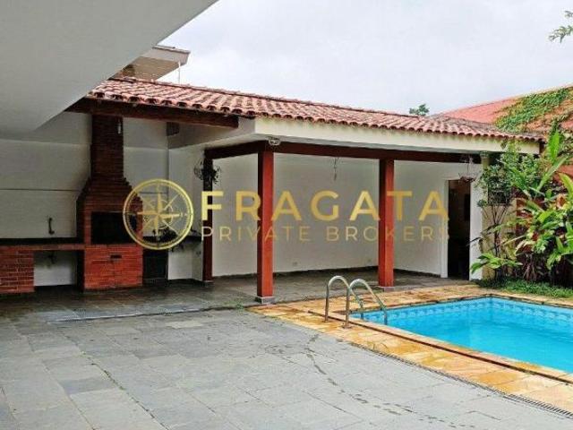Casa Alto de Pinheiros / Vila Madalena de frente a Praça de 357 m² e 4 Vagas