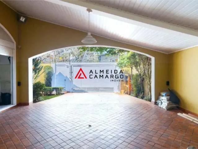 Casa Alto de Pinheiros 370 m² 3 Suítes, 5 Banheiros, Churrasqueiro, Piscina e 4 Vagas