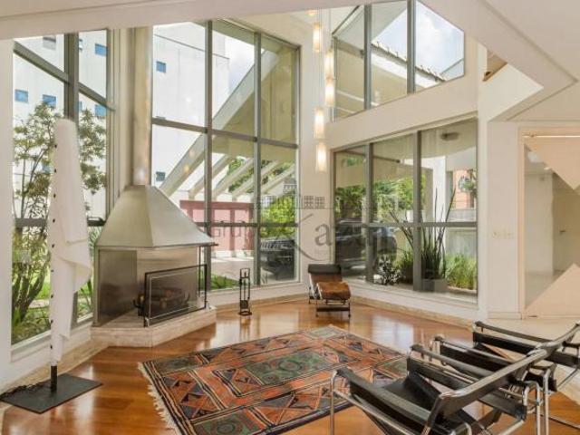 Casa Alto de Pinheiros 4 Dormitórios 560m²
