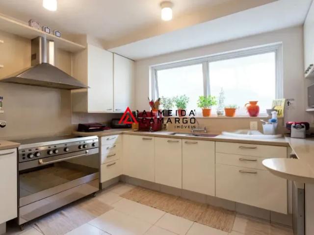 Casa Alto de Pinheiros 551 m² 4 Suítes, 5 banheiros, Churrasqueira e 4 vagas de garagem