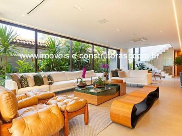 Casa Alto de Pinheiros 683 m² 5 suítes 6 vagas Três pavimentos com elevador Porteira Fechada