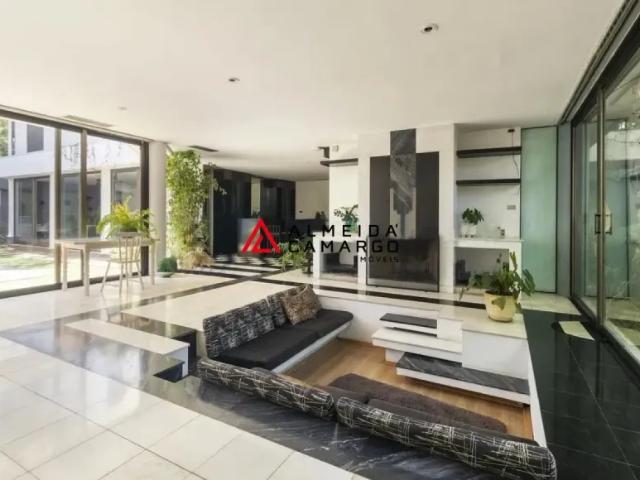 Casa Alto de Pinheiros 773m² 4 suítes, 6 banheiros, piscina e 4 vagas