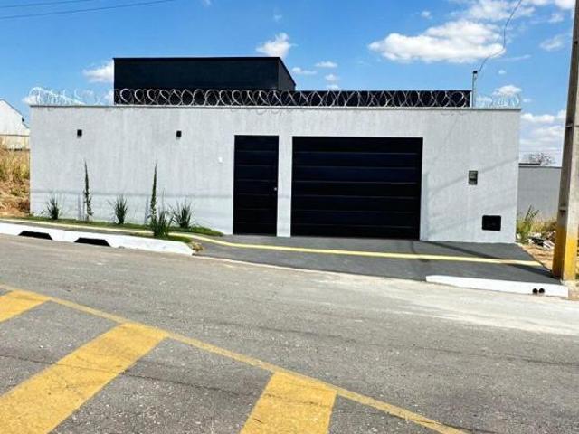 CASA ALTO PADÃO GRANDE EM SENADOR CANEDO HEBROM Casa de Rua com 3 Quarto s por R$ 480000.00 no seto