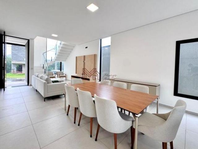 Casa alto padrão mobiliada com 3 suítes, piscina e área gourmet