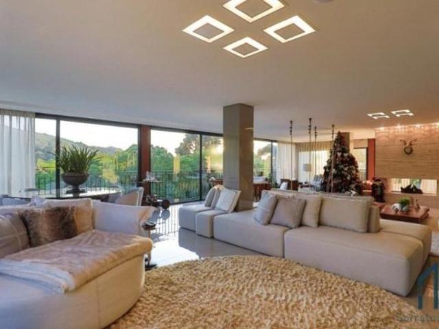 Casa Alto padrão, mobiliada e decorada, 03 suítes com lindo projeto, Condomínio em Gramado RS
