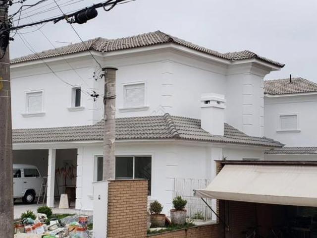 Casa Alto Padrão na Aldeia da Serra com 4 Suítes, Piscina e 450m²
