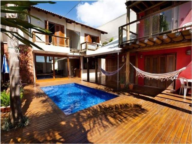 Casa alto padrão na praia Brava 250m² com piscina aquecida