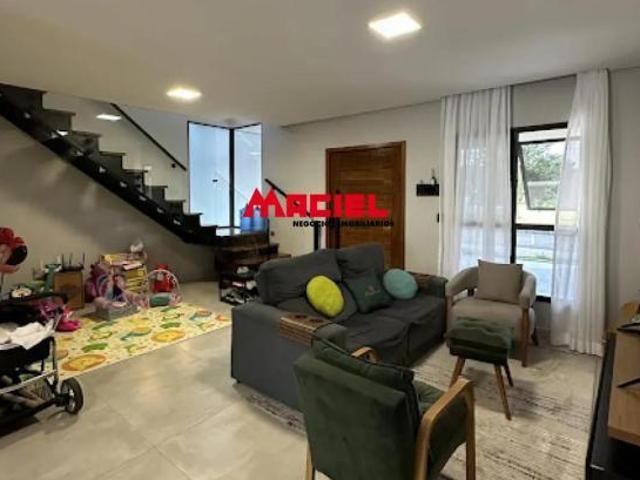 Casa Alto Padrão no Condomínio Bosque dos Manacás, em Jacarei, com AT200m², AC182m², churrasqueira
