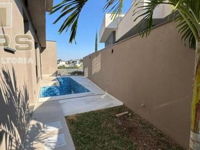 Casa alto padrão no Terras de Atibaia, 2 suítes e quarto reversível com banheiro completo, área de l