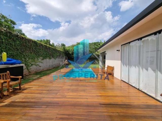 Casa Alto Padrão Nova, TÉRREA c/ piscina, em rua fechada no Miolo da Granja!