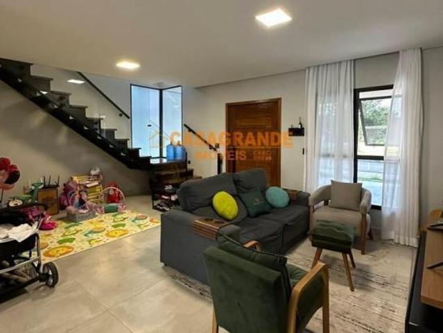 Casa Alto Padrão à Venda, 4 Quartos, Closet, Hidromassagem
