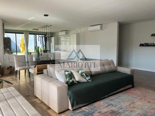 Casa Alto Padrão à venda em Atibaia | 720m² | 4 Dormitórios | Piscina Aquecida | Moderna
