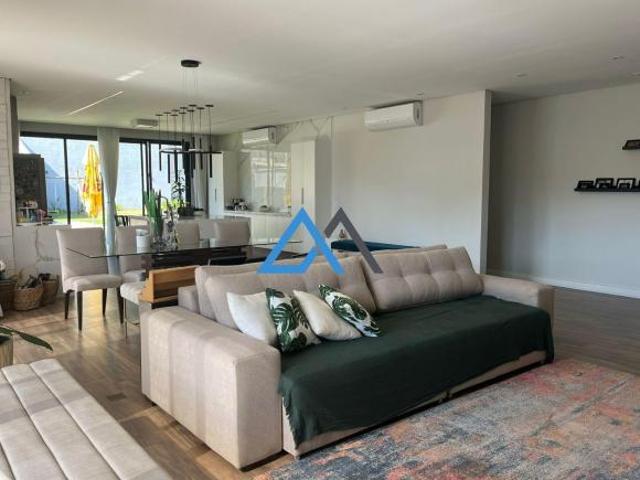 Casa Alto Padrão à venda em Atibaia | 720m² | 4 Dormitórios | Piscina Aquecida | Moderna