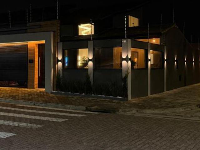 Casa alto padrão à venda em Itanhaém com piscina, 3 dormitórios e 1 suíte