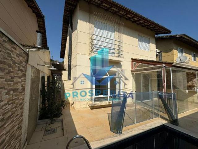 Casa Alto Padrão À VENDA no Condomínio Granja 26 4 vagas, 3 suítes e piscina