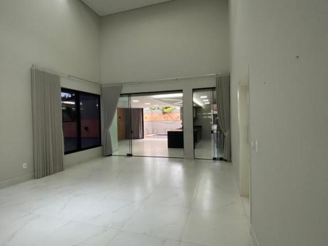 Casa alto padrão à venda no Damha V com pé direito duplo e piscina