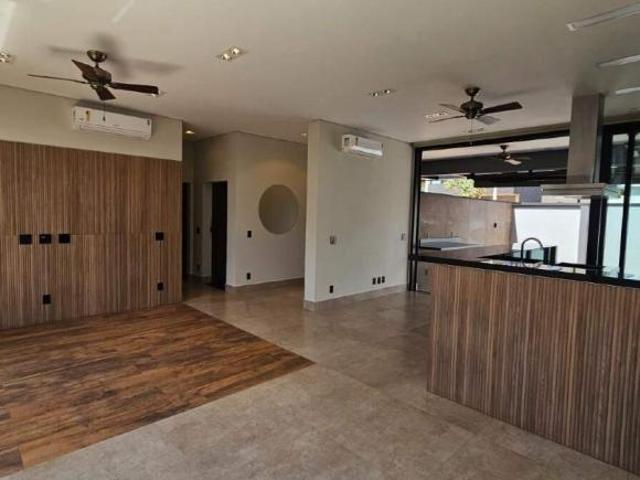 Casa Alto Padrão à Venda no Residencial Jardim Firenze em Santa Bárbara d&apos Oeste com 2 suítes e 4 vag