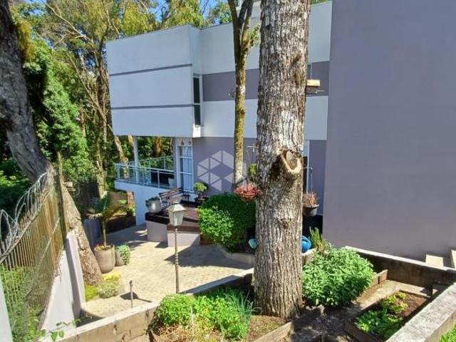 Casa alto padrão bairro cinquetenário de 02 dormitórios suite master em Caxias do Sul