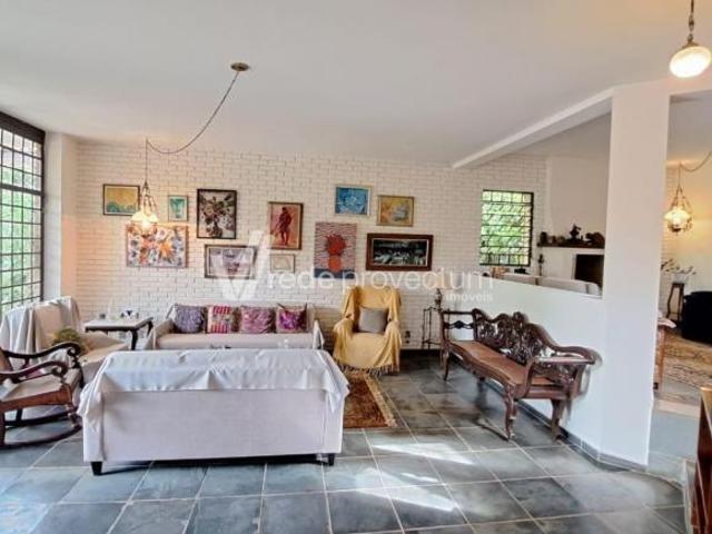 Casa Alto Padrão Clássica em Condomínio