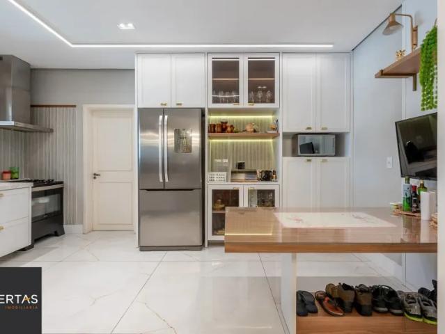 Casa alto padrão com 473m², piscina e 3 suítes no Ecoville – POA