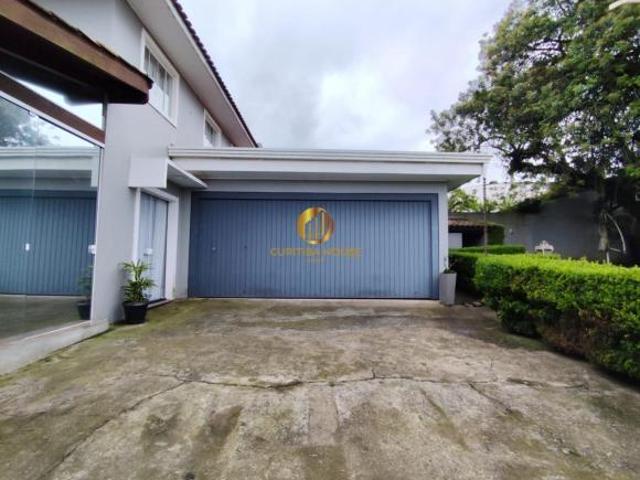 Casa alto padrão com 5 quartos, 2 suítes, churrasqueira e amplo jardim