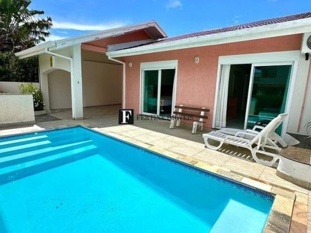 Casa alto padrão com 5 suítes e piscina no Atami