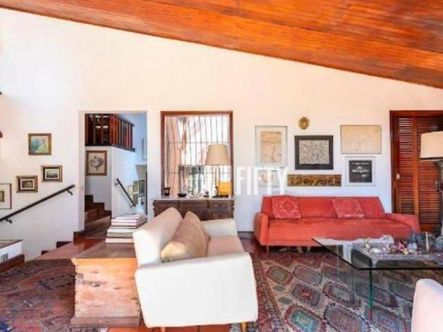 Casa Alto Padrão com 656m² de Terreno no Jardim Everest – 3 Dormitórios, 4 Vagas e Muito Potencial