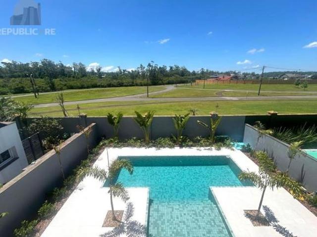 Casa Alto Padrão com 3 Suítes e Piscina no Alphaville