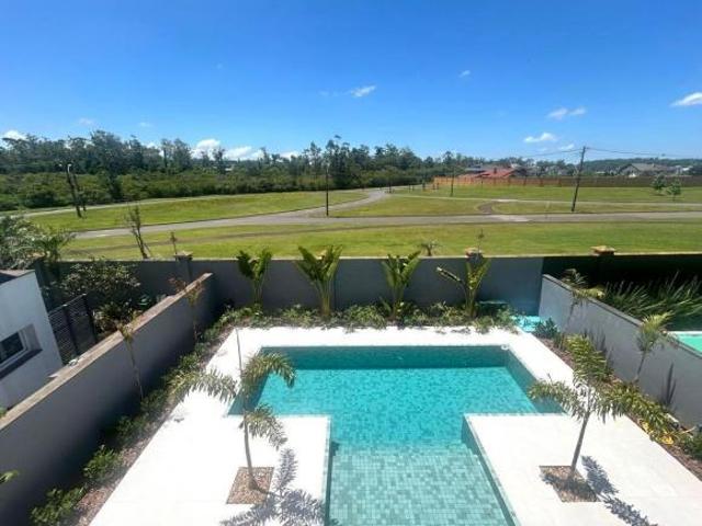 Casa Alto Padrão com 3 Suítes e Piscina no Alphaville