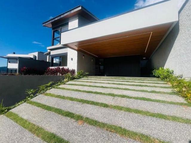 Casa Alto Padrão com 3 suítes, Planejada, Mobiliada e Piscina