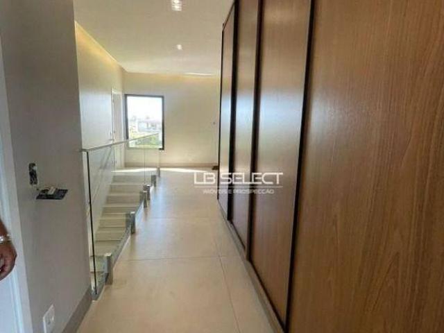 Casa alto padrão com quatro suítes e closet amplo, escritório, home cinema e área gourmet completa