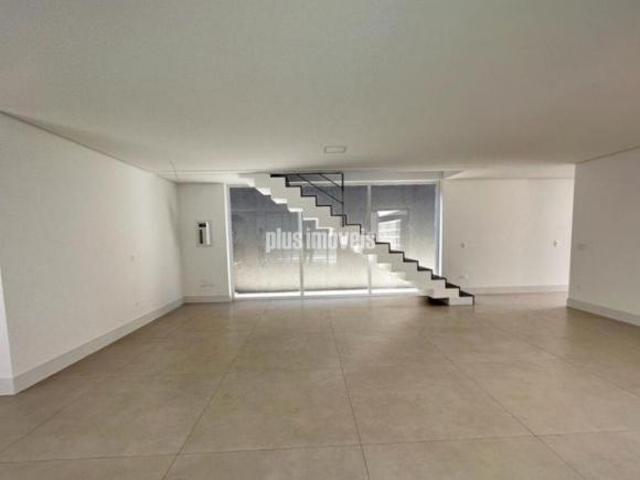 Casa Alto Padrão Condomínio com 472,0m² Área Total! 3 Suítes 3 Vagas de Garagem!