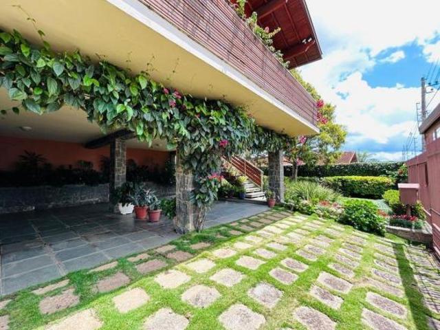 Casa Alto Padrão disponível para Venda localizada à 5 minutos do Centro
