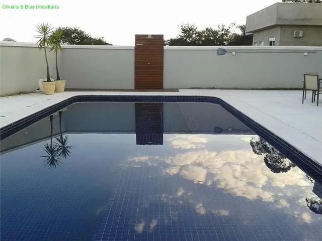 Casa alto padrão, em condomínio com clube. Próximo a Granja Viana. Agende sua visita