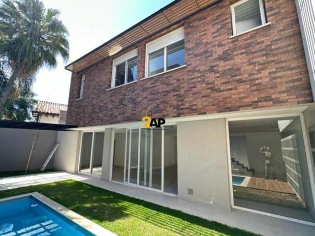Casa Alto Padrão em Condomínio 472,00 m²: 3 quartos, 3 suítes, 3 salas, 4 banheiros, 3 vagas garagem