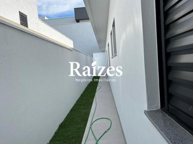 Casa alto padrão em condomínio no Jardim Botânico com 3 suítes e piscina