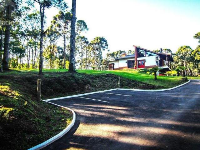 Casa Alto Padrão localizada a 5 quilômetros do centro de Canela, em meio a natur